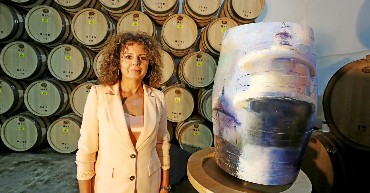 El faro de San Ciprián protagoniza la bota que María Luisa Rey expone ...