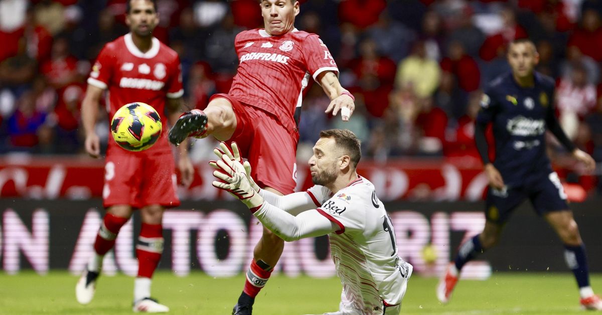 Pau López, en Sevilla para firmar por el Betis