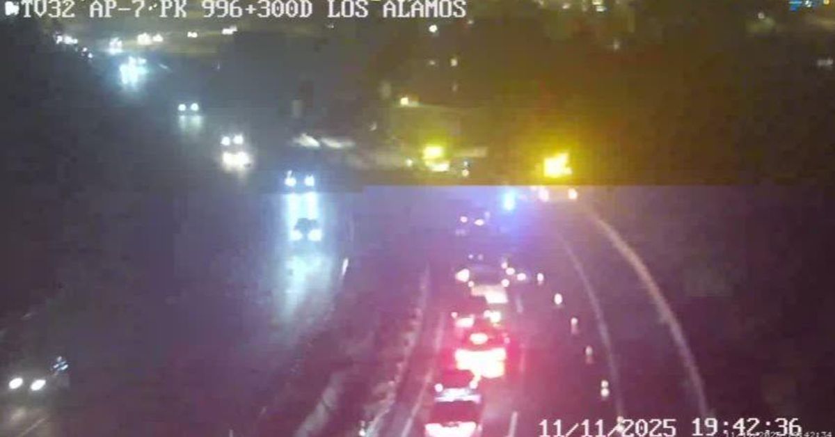 Retenciones de hasta seis kilómetros por el vuelco de un camión en la autopista en Torremolinos ...