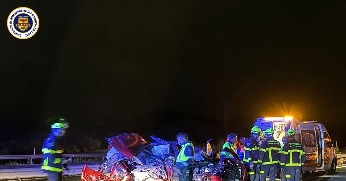 Rescatan a una mujer atrapada en su coche y a su hija tras chocar con ...