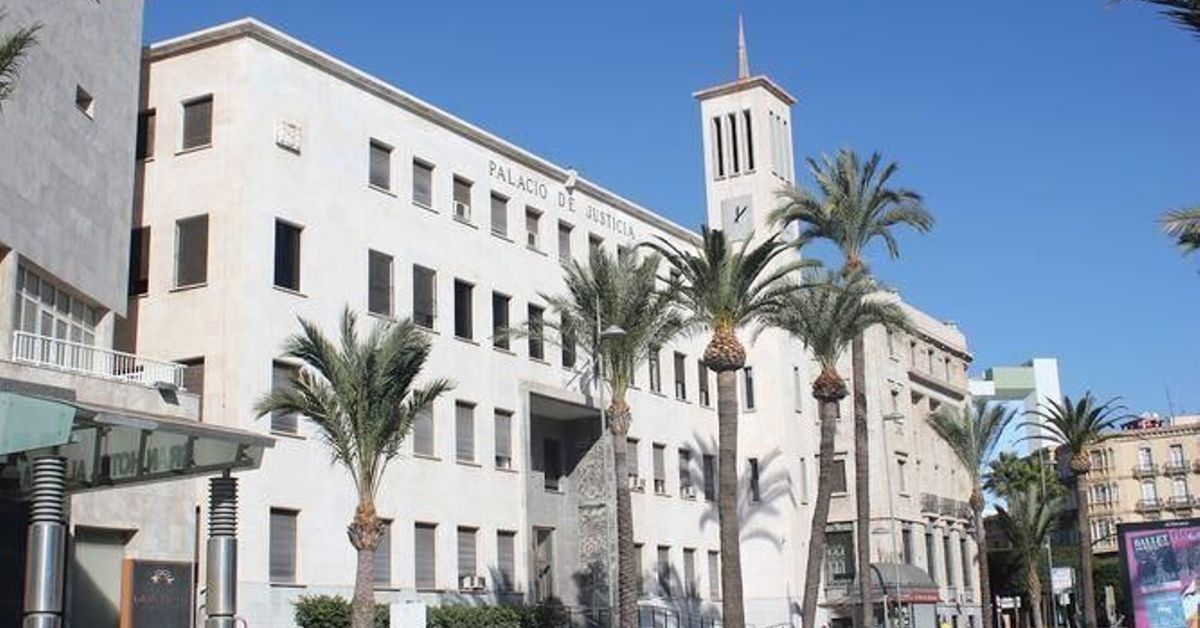 “Fuera travelos de la Falange”: la mujer trans vejada tras una misa en ...