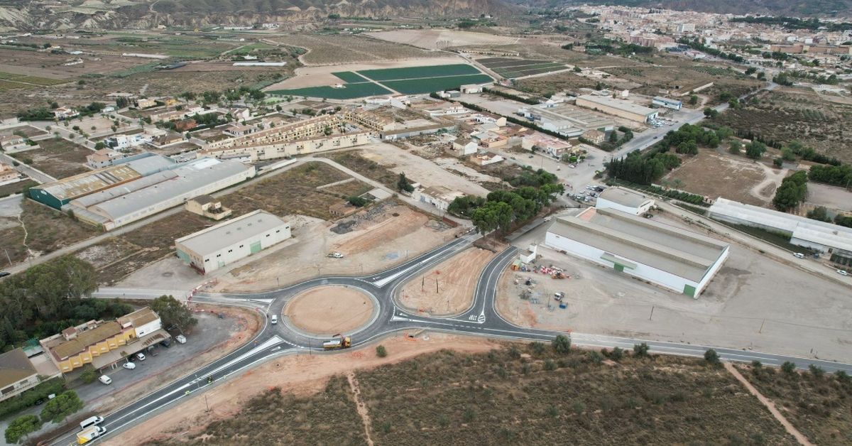 Los vehículos ya circulan por la nueva glorieta Úrcal-Pulpí