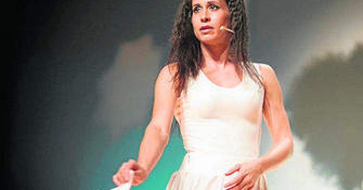 Lara Bello a la sombra del granado