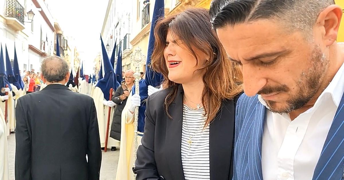 La cantaora Anabel Rivera le canta una saeta al Cristo de la Misericordia