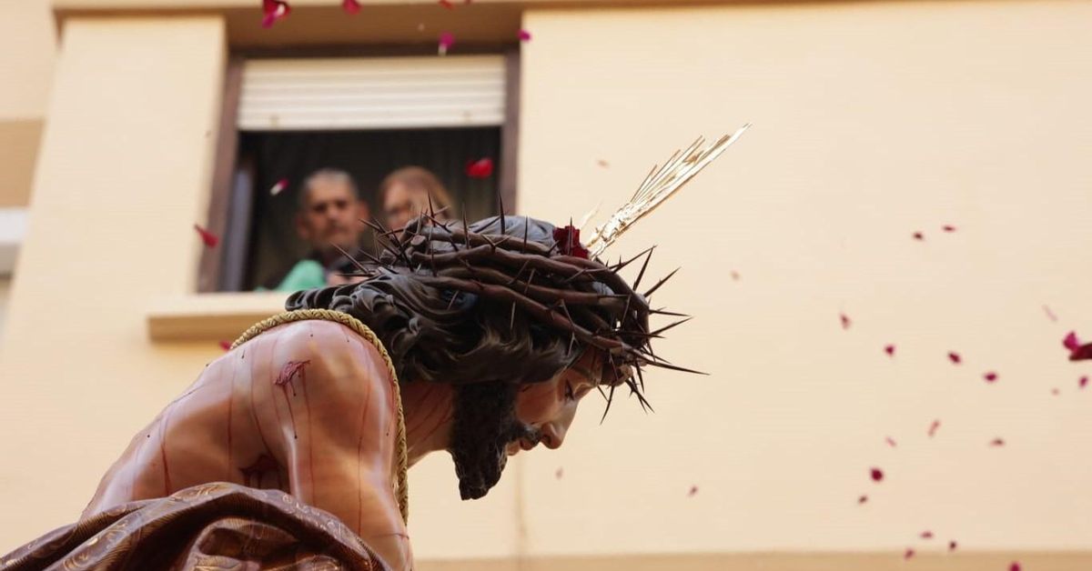 La primera salida de la Coronación de Espinas entusiasma a San Fernando en su Viernes de Dolores