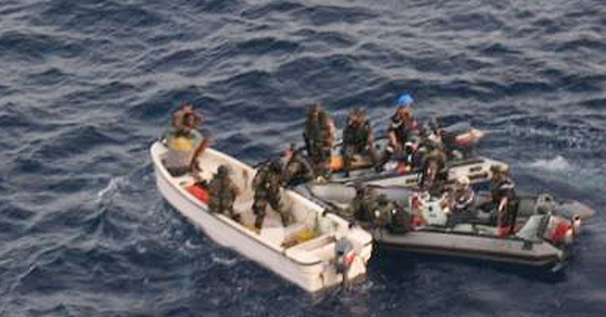 Un barco francés apresa una embarcación con 11 piratas a bordo