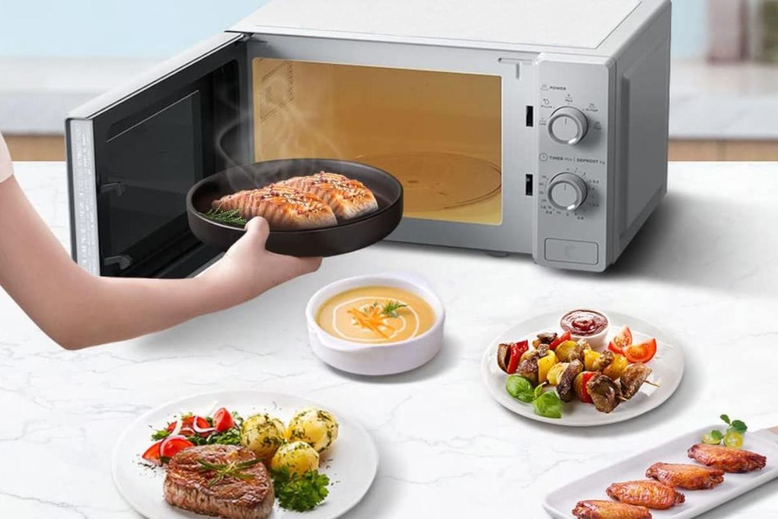 Calienta y descongela tus platos preferidos con este microondas que ahora tiene un descuento del ...