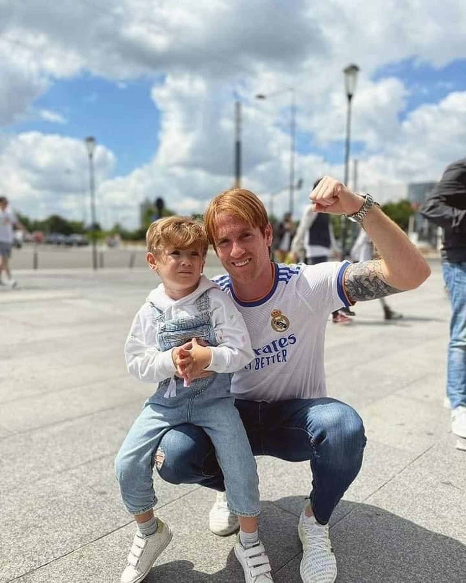 Un profesional viste la camiseta de un equipo distinto al que le paga