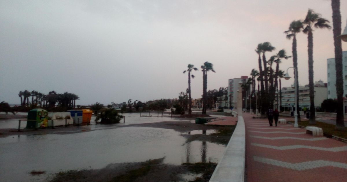 El temporal provoca olas de 5 metros y deja las playas inundadas
