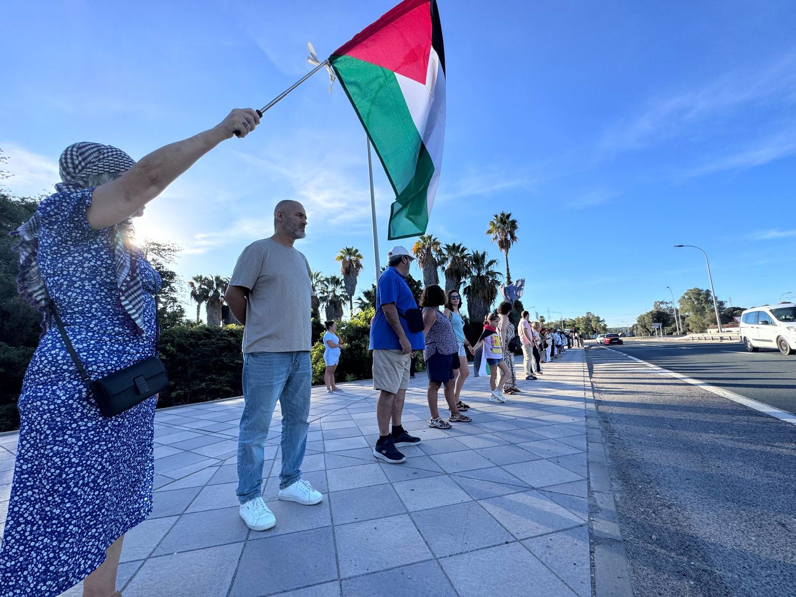Un centenar de personas crean una cadena humana entre Puente y ...