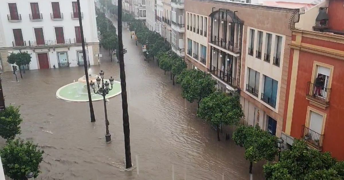 Vídeo | Calles inundadas en Jerez y colapso de tráfico por la lluvia