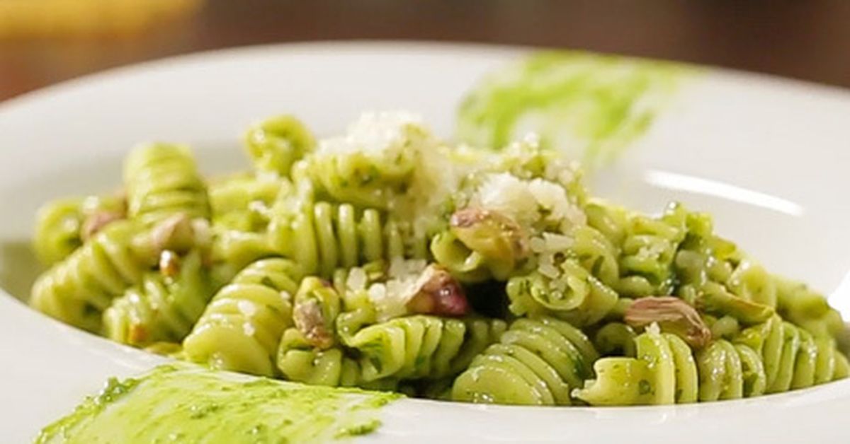 Receta de pasta radiatori al pesto de rúcula y pistacho