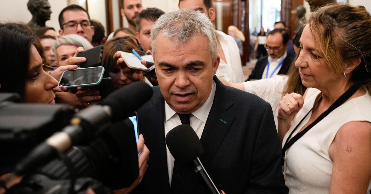 Santos Cerdán, "seguro" de que no se le puede implicar en amaños, irá a ...