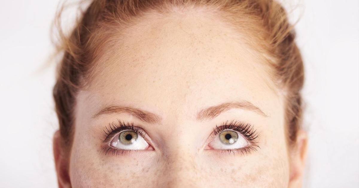 Este es el significado de mirar hacia arriba cuando estás hablando con ...