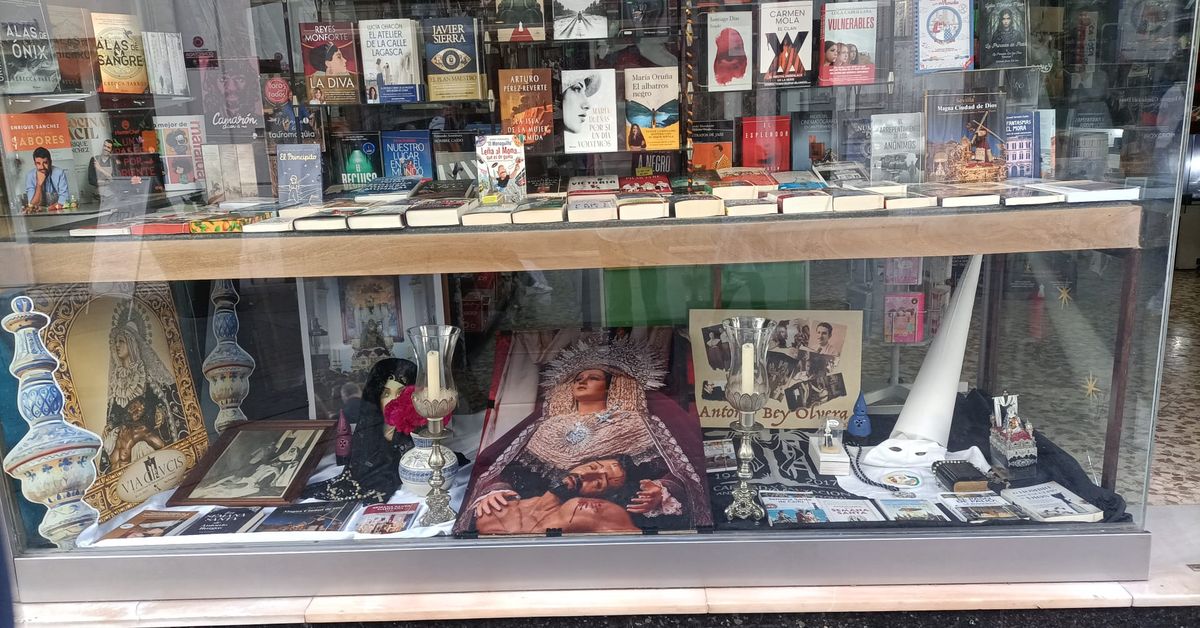 El escaparate cofrade que la centenaria librería Bozano dedica a la ...