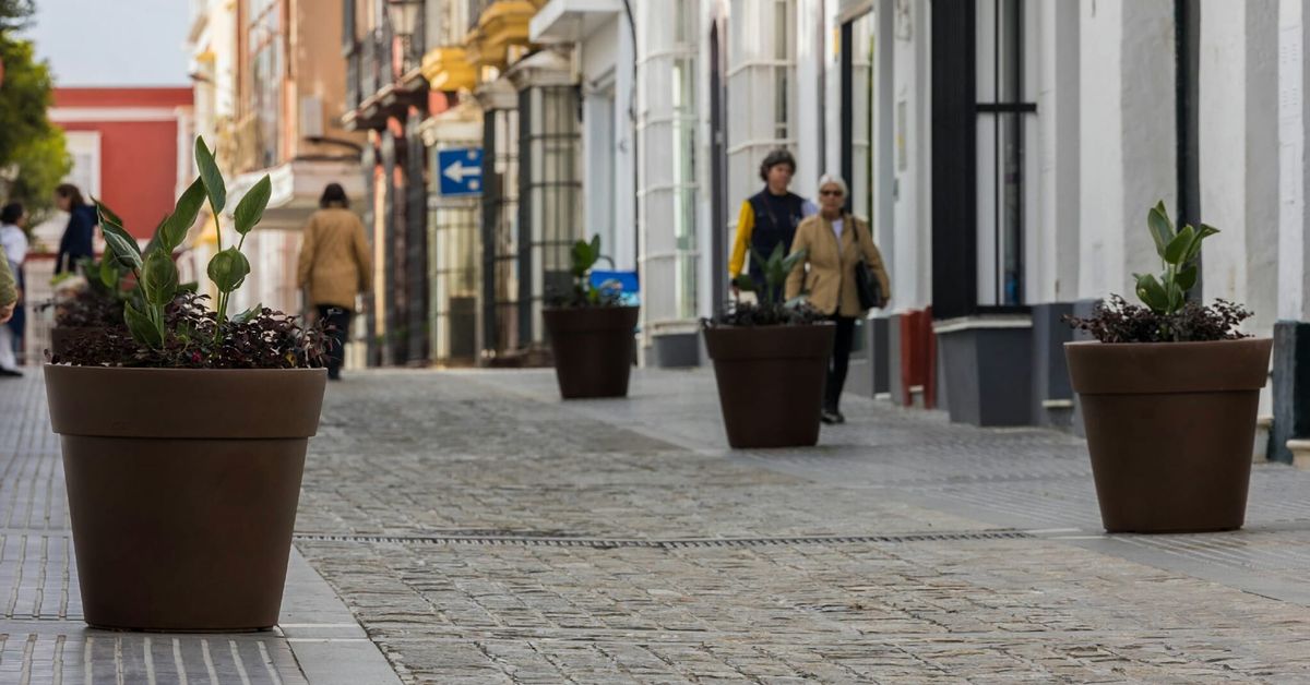 Continúa la colocación de los nuevos maceteros por las calles del ...